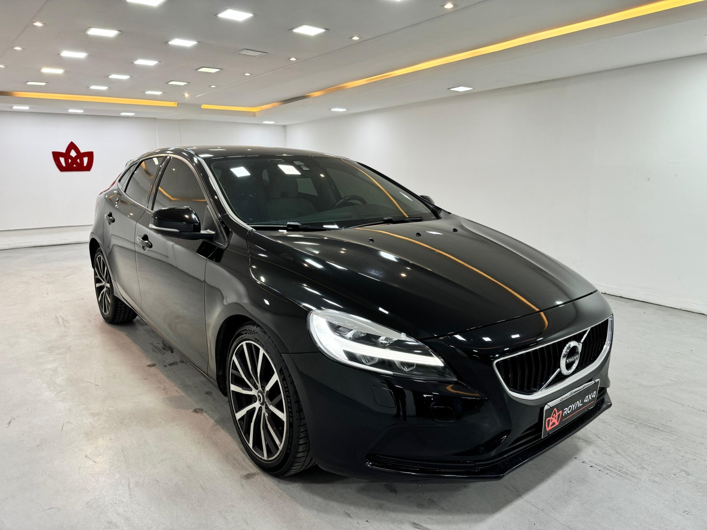 Royal 4x4 Autos : VOLVO V40 2019 - 2.0 T4 MOMENTUM GASOLINA 4P AUTOMÁTICO - R$ 99.900,00